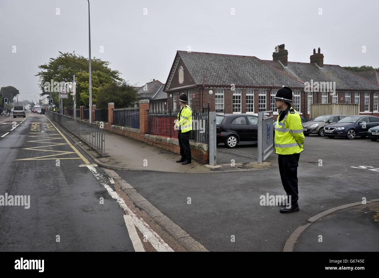 Police officers stands outside rhoose primary school in rhoose hi-res ...