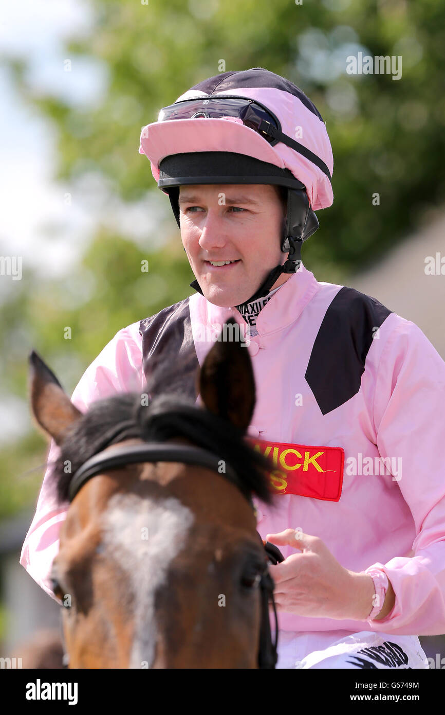 Horse racing leicester racecourse hi-res stock photography and images ...