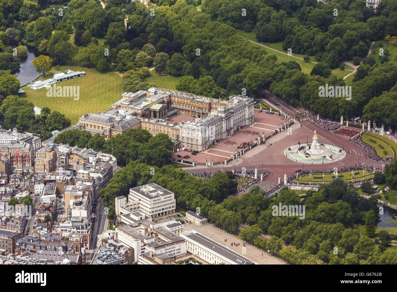 Aerial of buckingham palace hi-res stock photography and images - Alamy