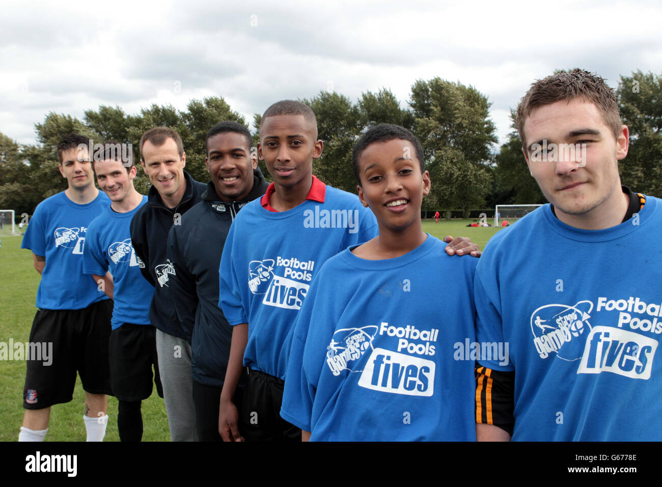 Steve Claridge (third left) and Leeds United's Dominic Poleon (centre ...
