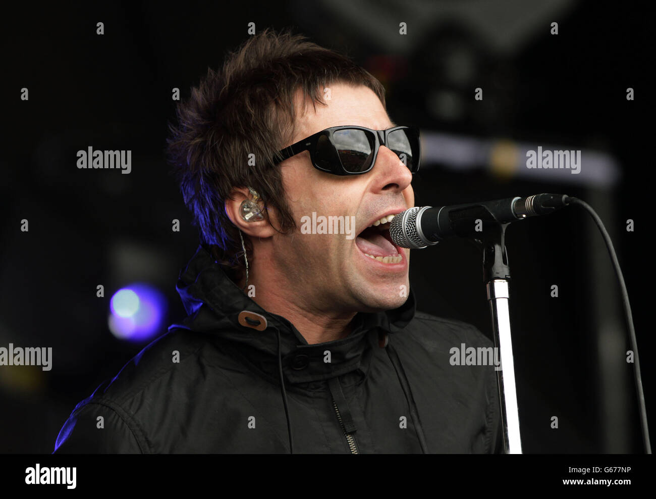 Showbiz head shot headshot perform performing live on stage hi-res ...
