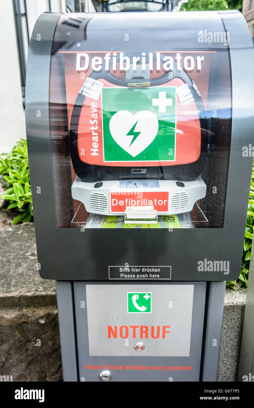 Public defibrillator hi-res stock photography and images - Alamy
