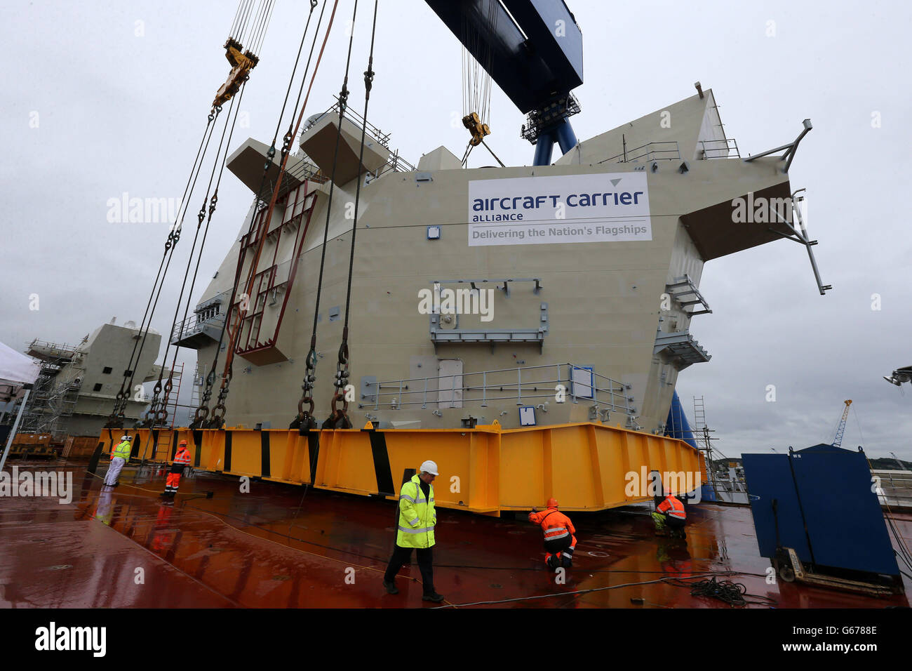 The AFT island is lowered into place on HMS Queen Elizabeth aircraft ...