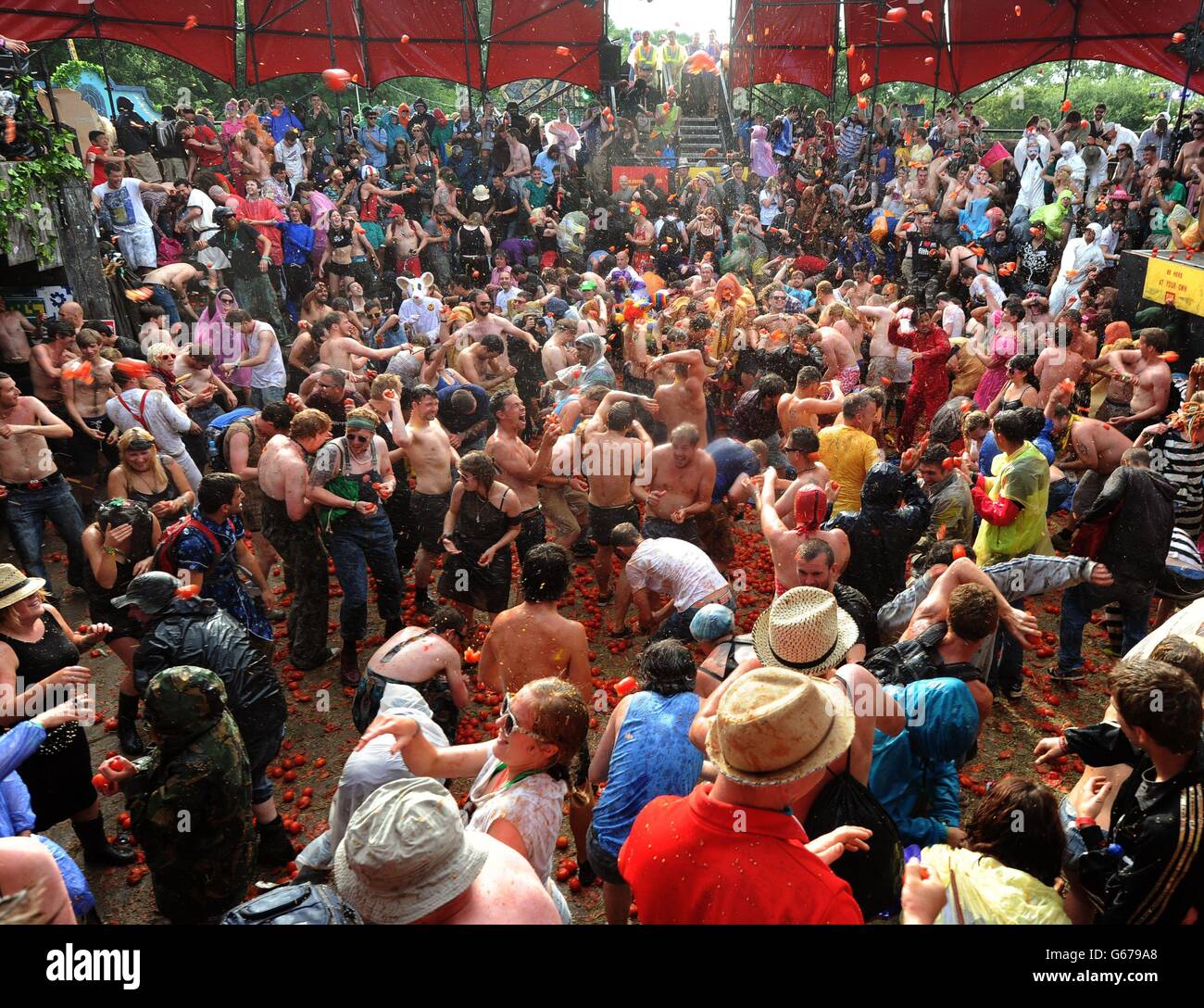Tomato fight hi-res stock photography and images - Alamy