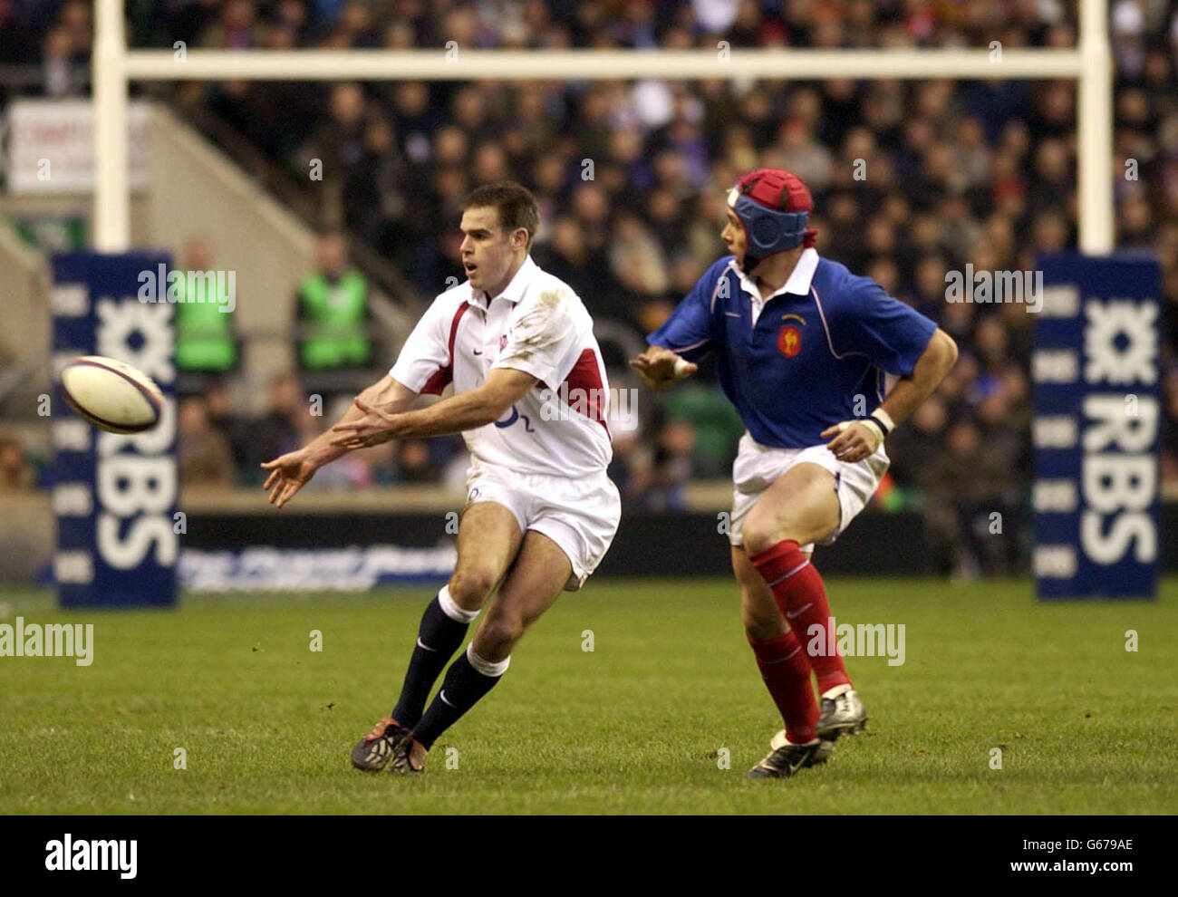 Charlie Hodgson feeds the line during the RBS 6 Nations game between ...