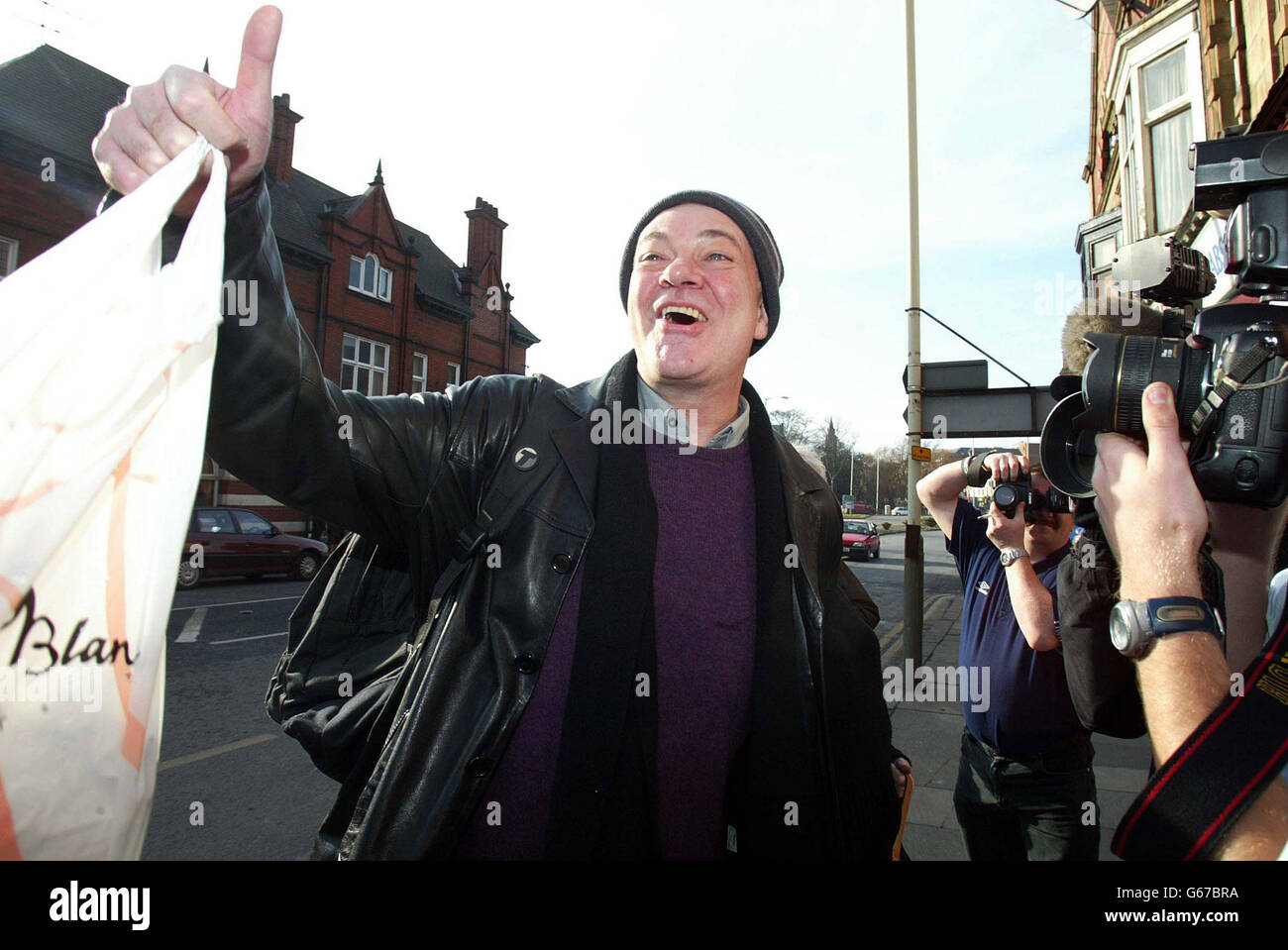 Matthew Kelly cleared of child offences. Mathew Kelly arrives at ...