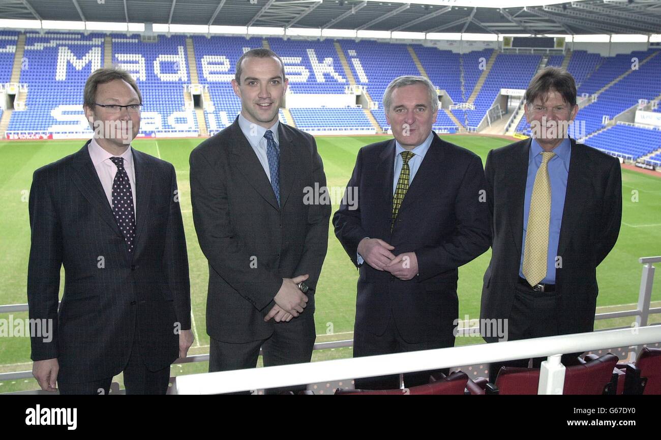 Irish Prime Minister Bertie Ahern (2nd right) with Reading football ...