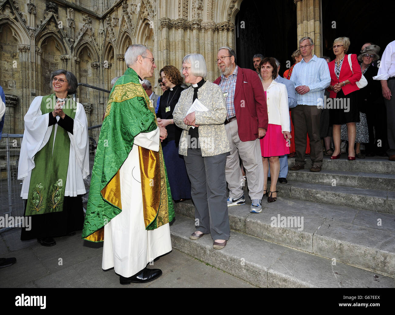 England church congregation hi-res stock photography and images - Alamy