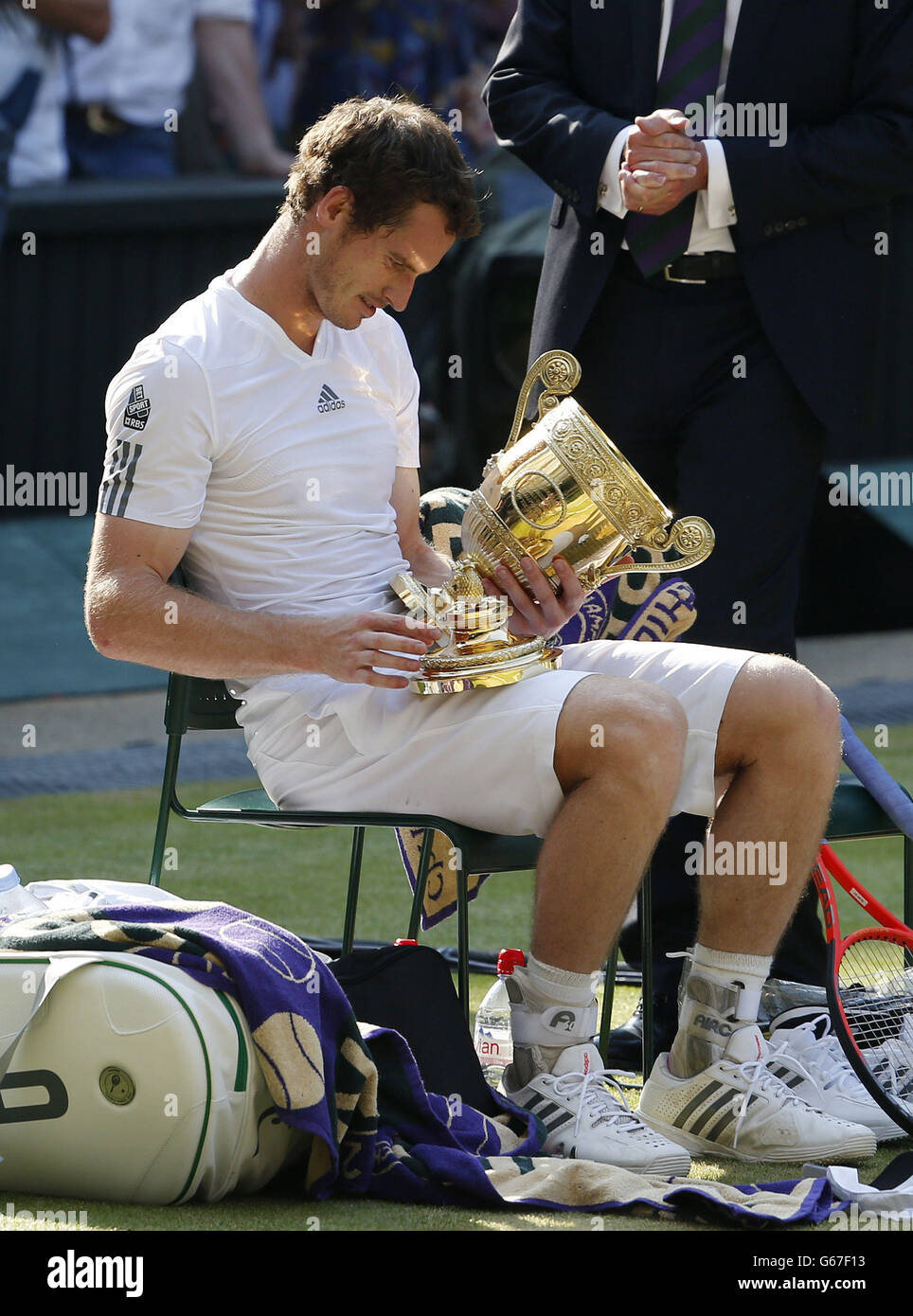 Andy murray wimbledon 2013 trophy hi-res stock photography and images ...