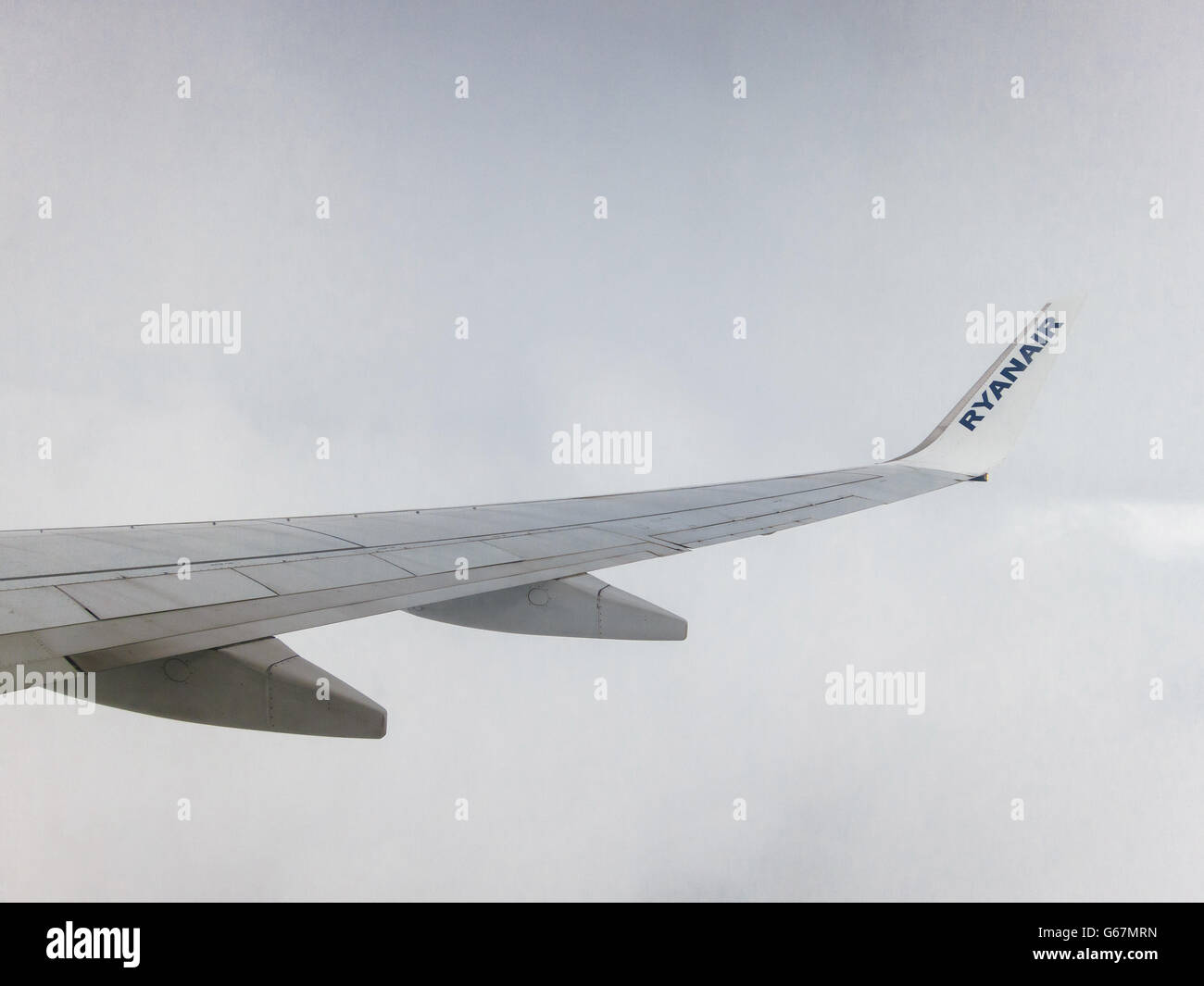 Ryanair wing detail, airplane in flight Stock Photo - Alamy
