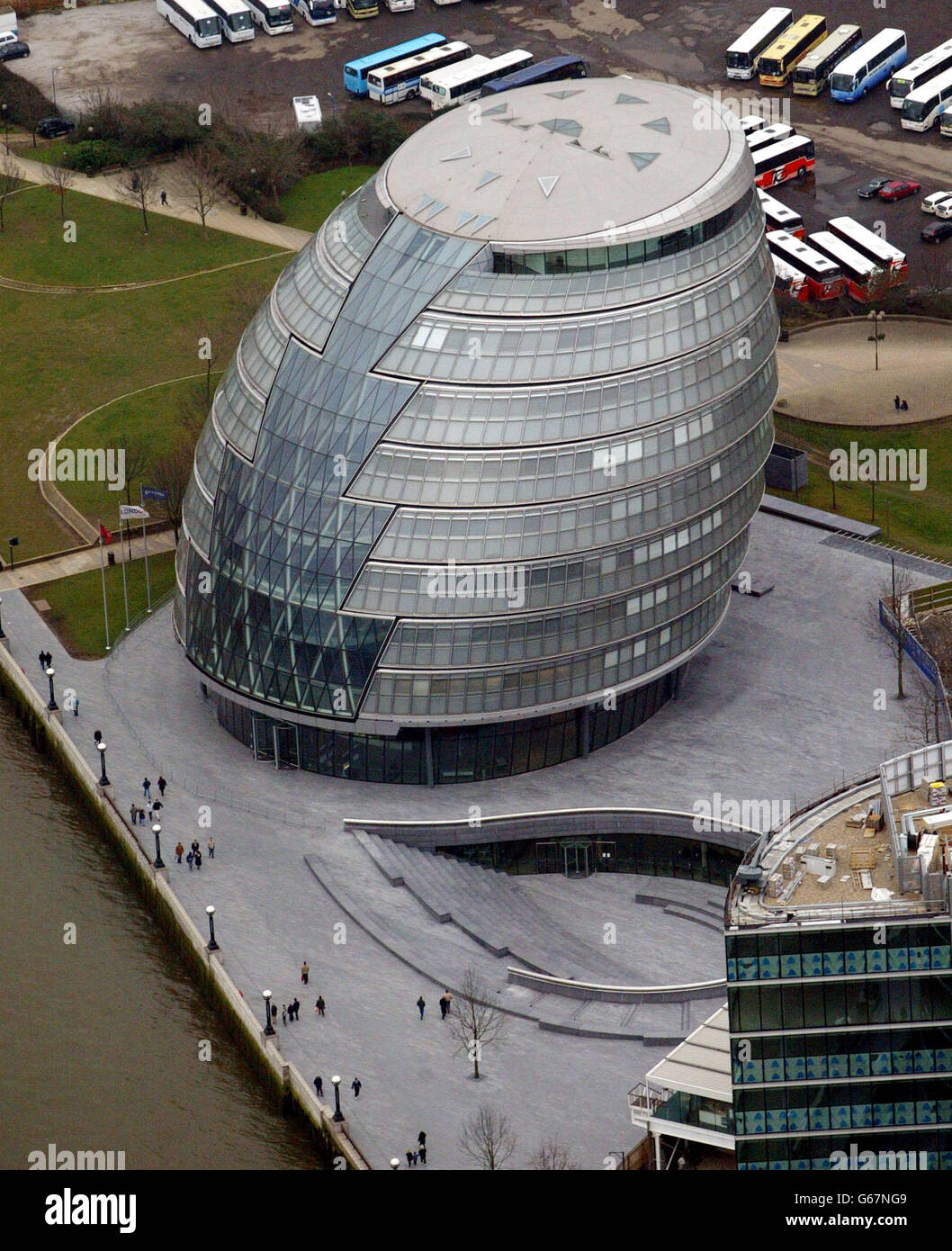 Alongside the thames in central london hi-res stock photography and ...