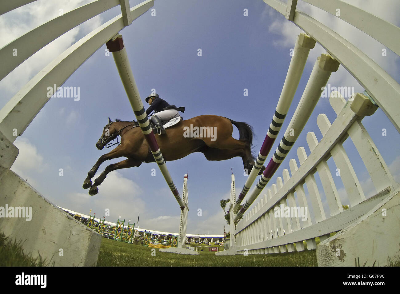 Great Britain's Gemma Tattersall vaults a jump on ARCTIC SOUL during ...