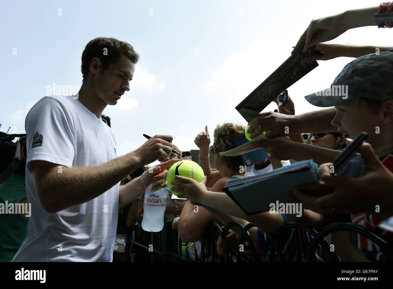Great Britain's Andy Murray signs autographs after practice during day ...