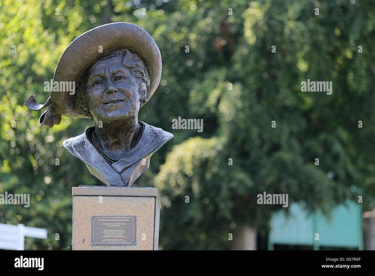 Statue of the queen mother on display at sandown park hi-res stock ...