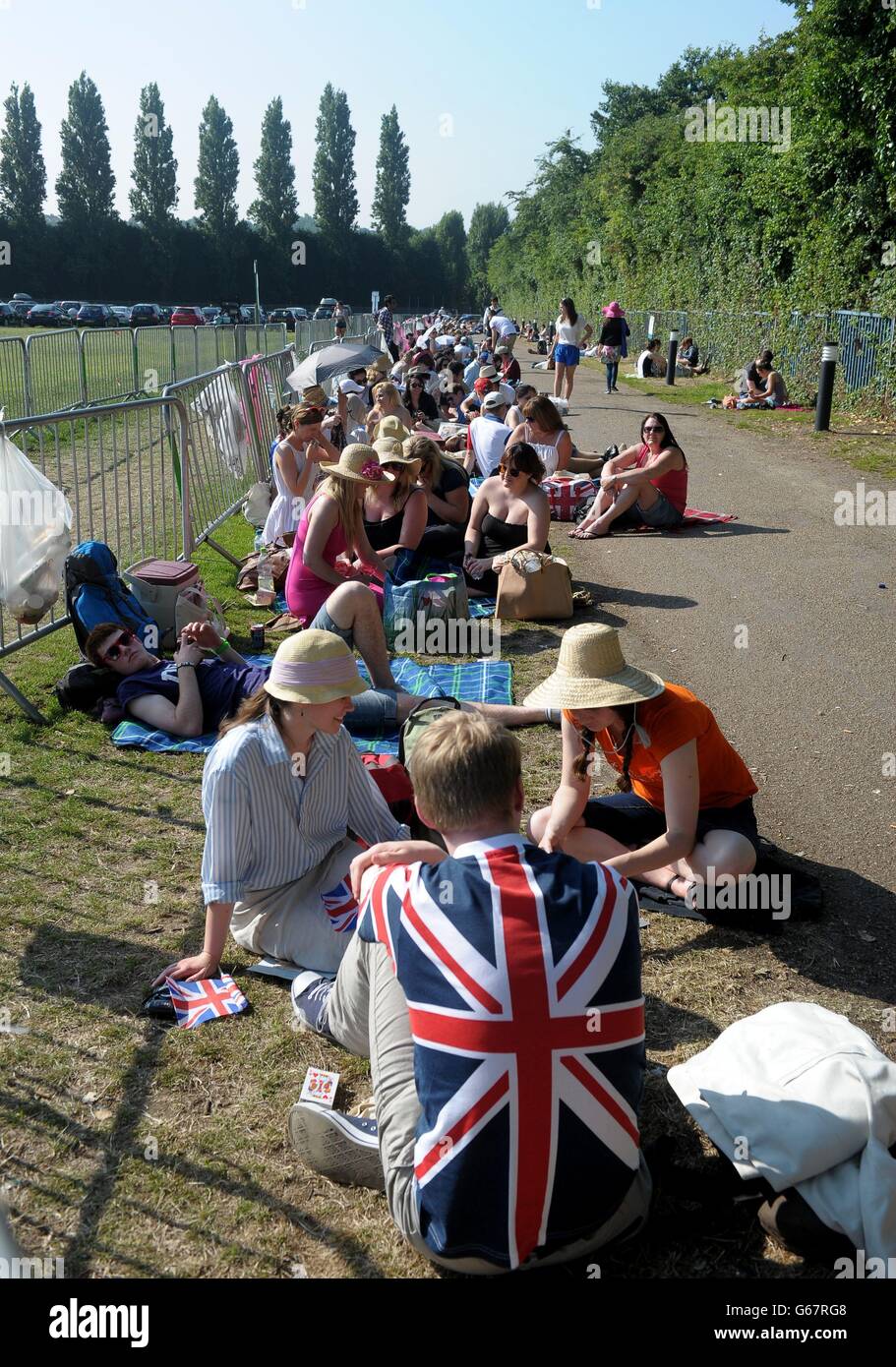 Queues and fans hi-res stock photography and images - Alamy