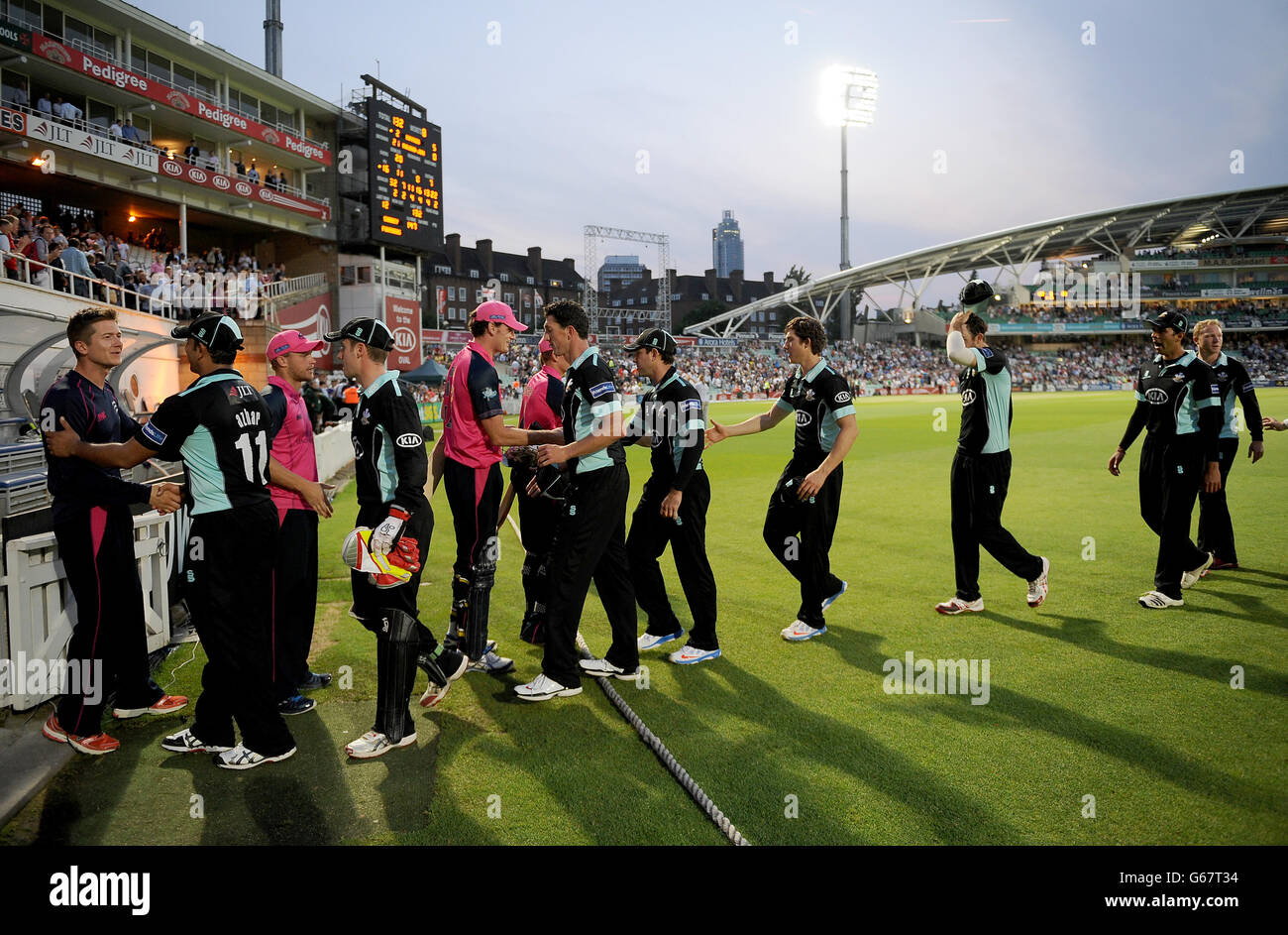 Cricket players shake hands hi-res stock photography and images - Alamy