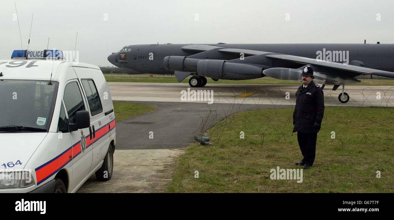 Armed forces military aircraft bombers barbed wire war iraq hi-res ...