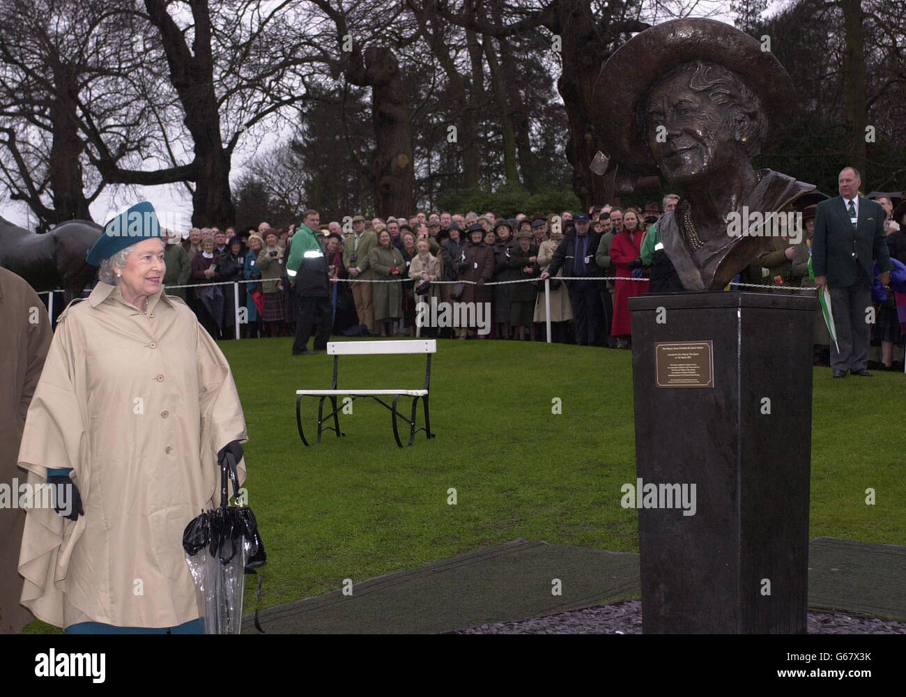 Britain's Queen Elizabeth II unveils a statue of her late mother at ...