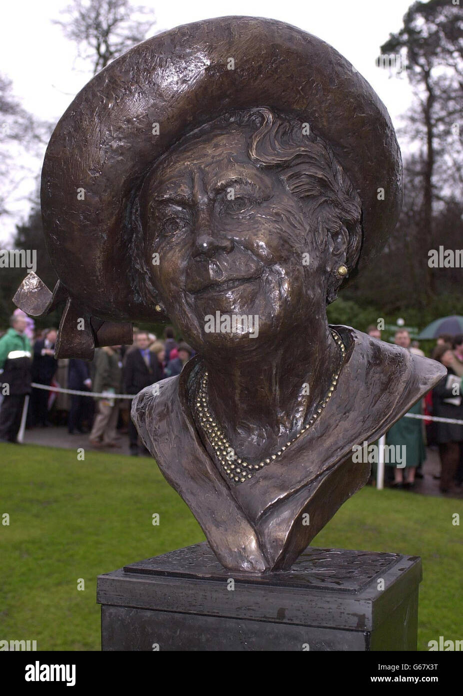 Queen Mother Statue Unveiled Stock Photo - Alamy