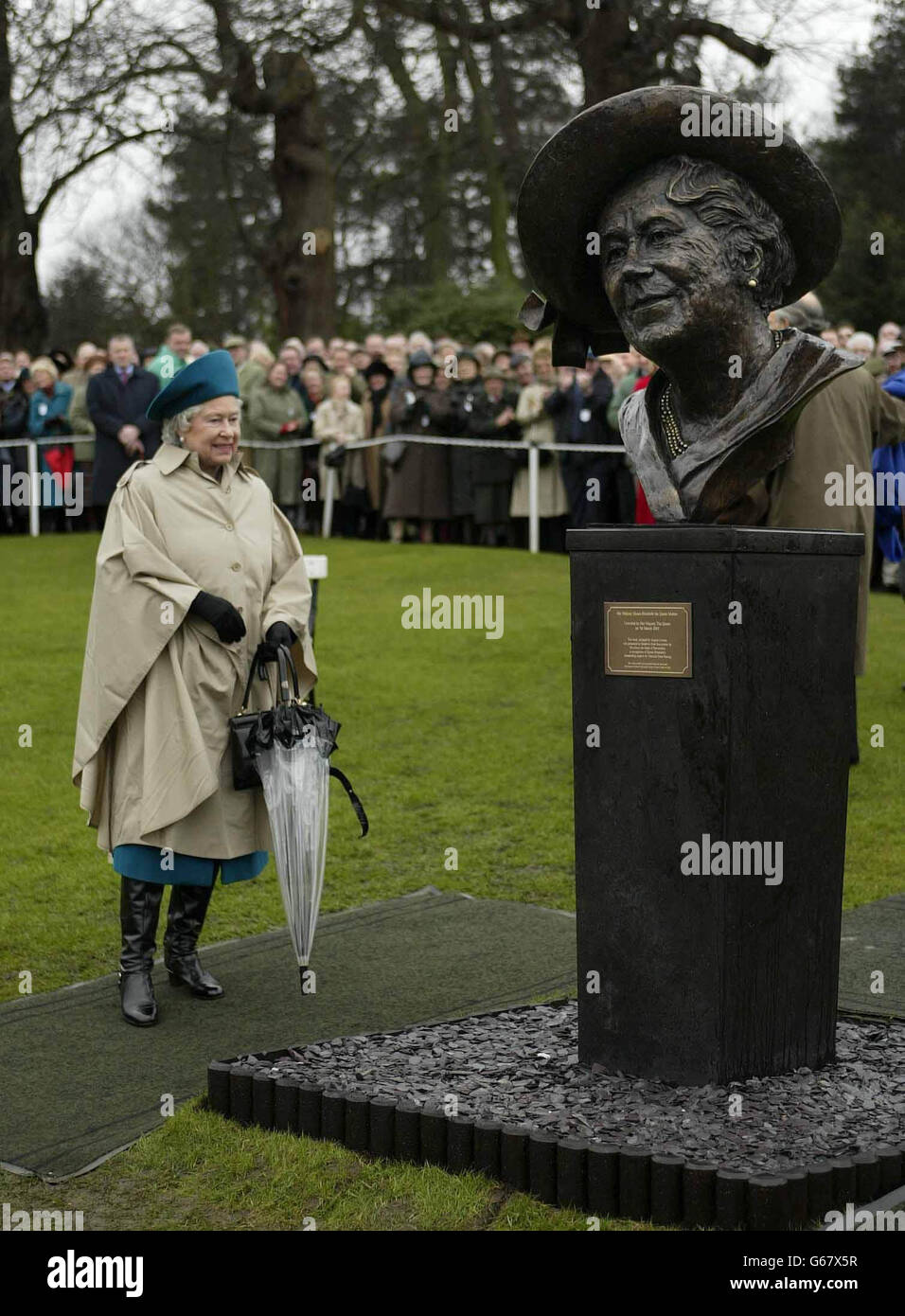Queen Mother Statue Unveiled Stock Photo - Alamy