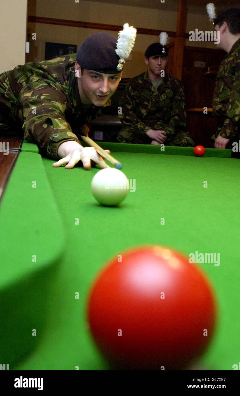 Military uniform soldier playing pool hi-res stock photography and ...