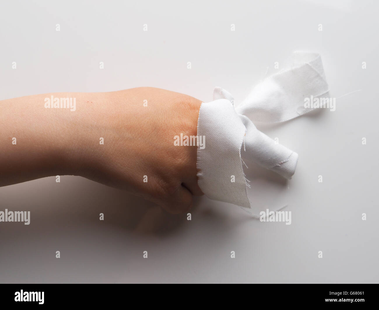 Bandaged arm in sling hi-res stock photography and images - Alamy