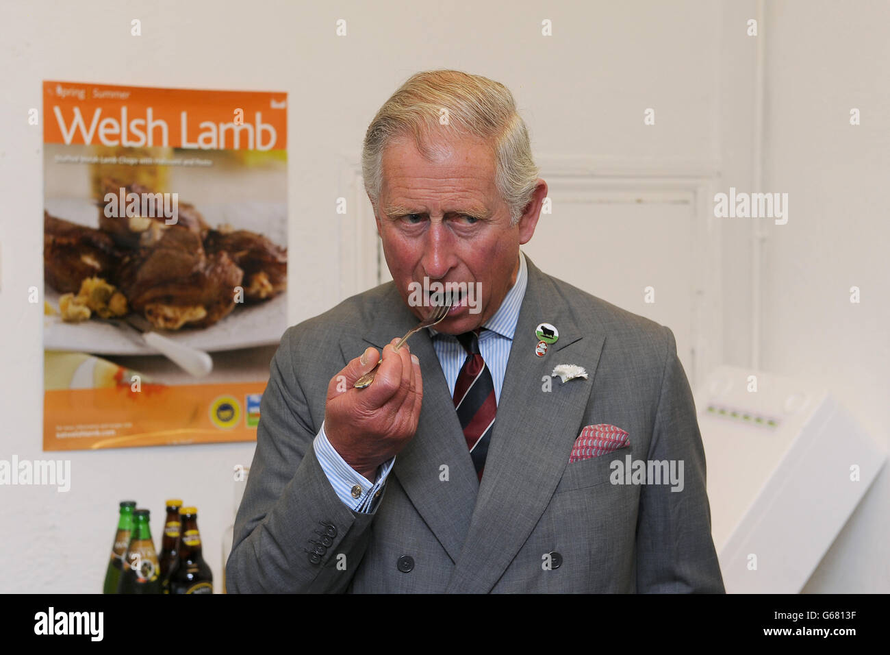The Prince of Wales samples a beef burger made with locally farmed ...