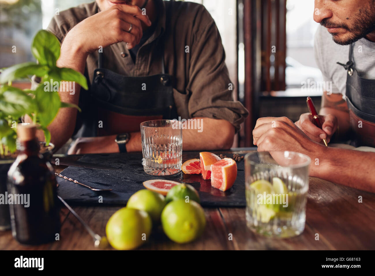 Bartenders hi-res stock photography and images - Alamy