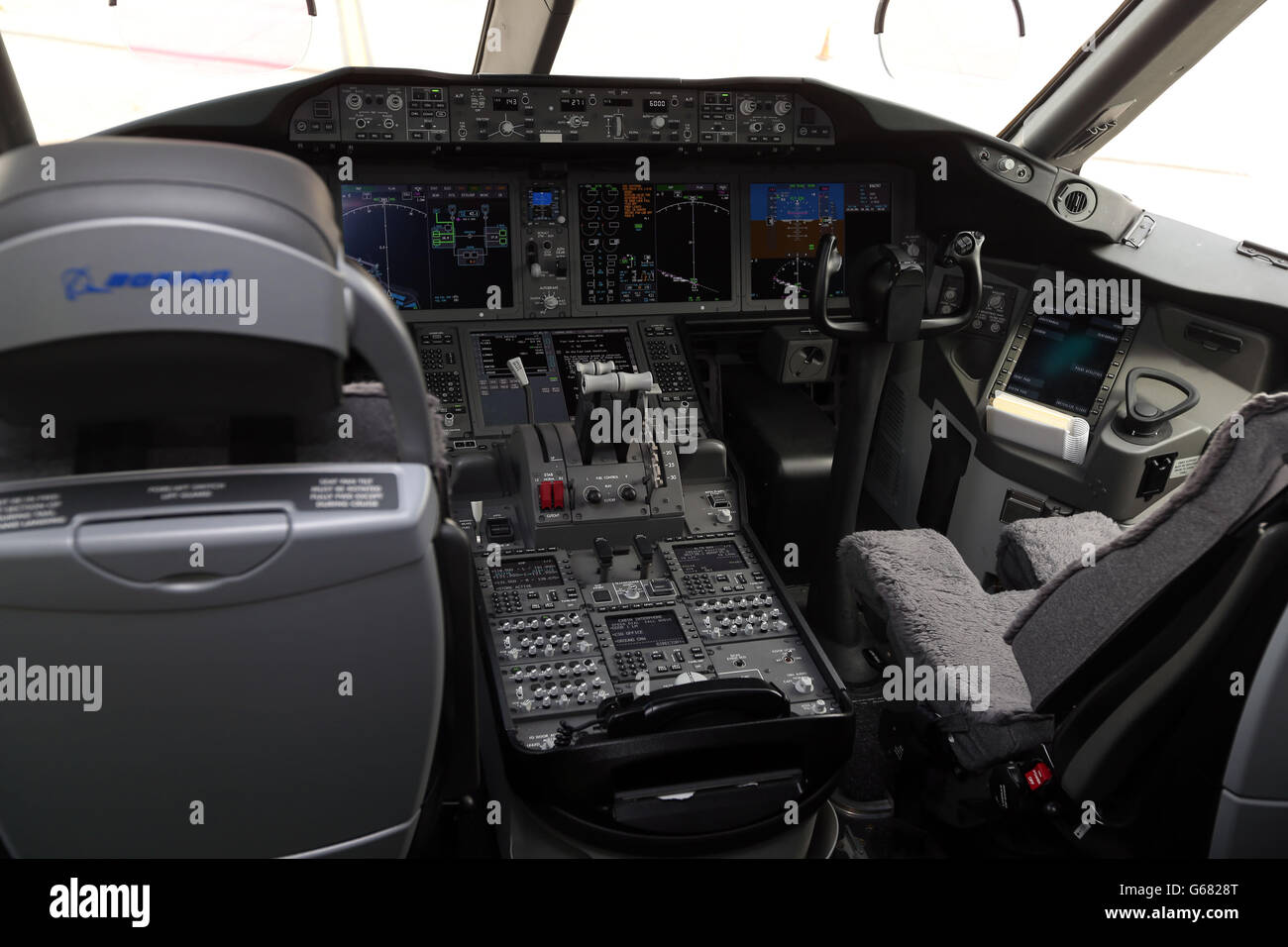 The flight deck of the British Airways liveried Boeing 787 Dreamliner ...