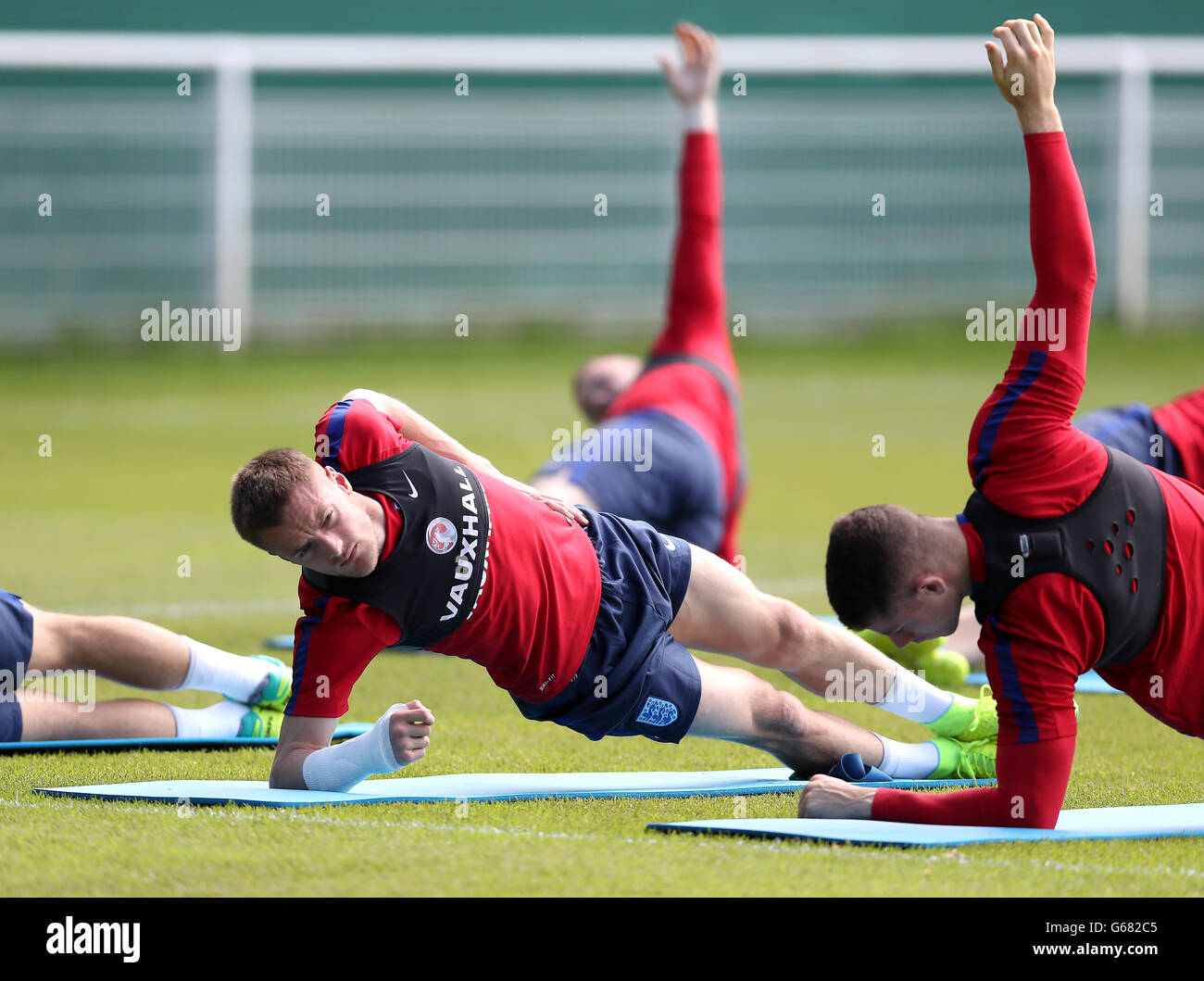 England's Jamie Vardy and Ross Barkley (right) during a training ...