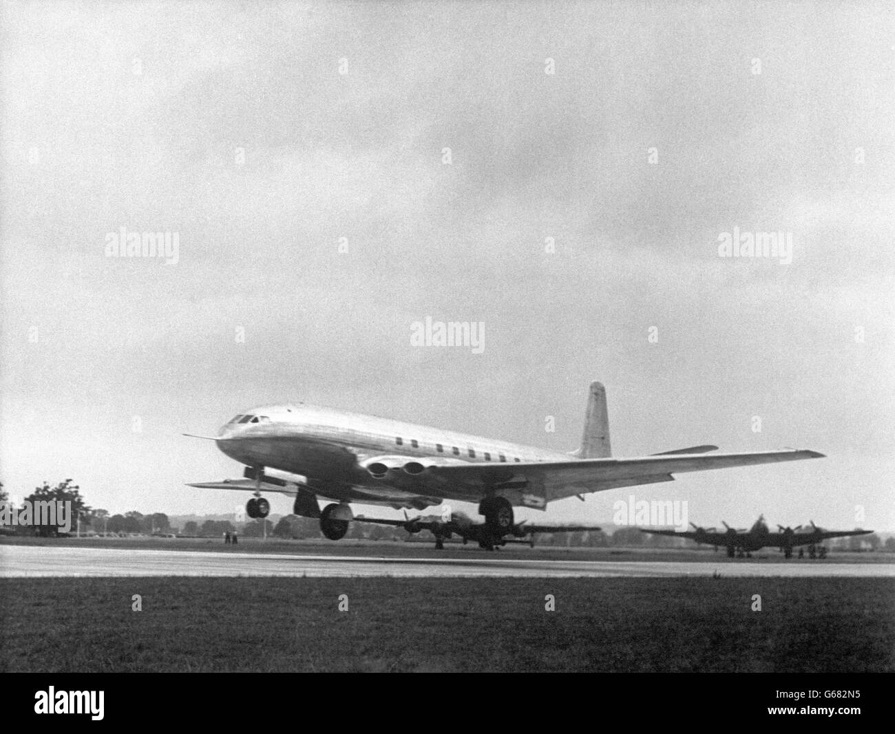 The world's first jet-driven airliner, the De Havilland Comet making ...