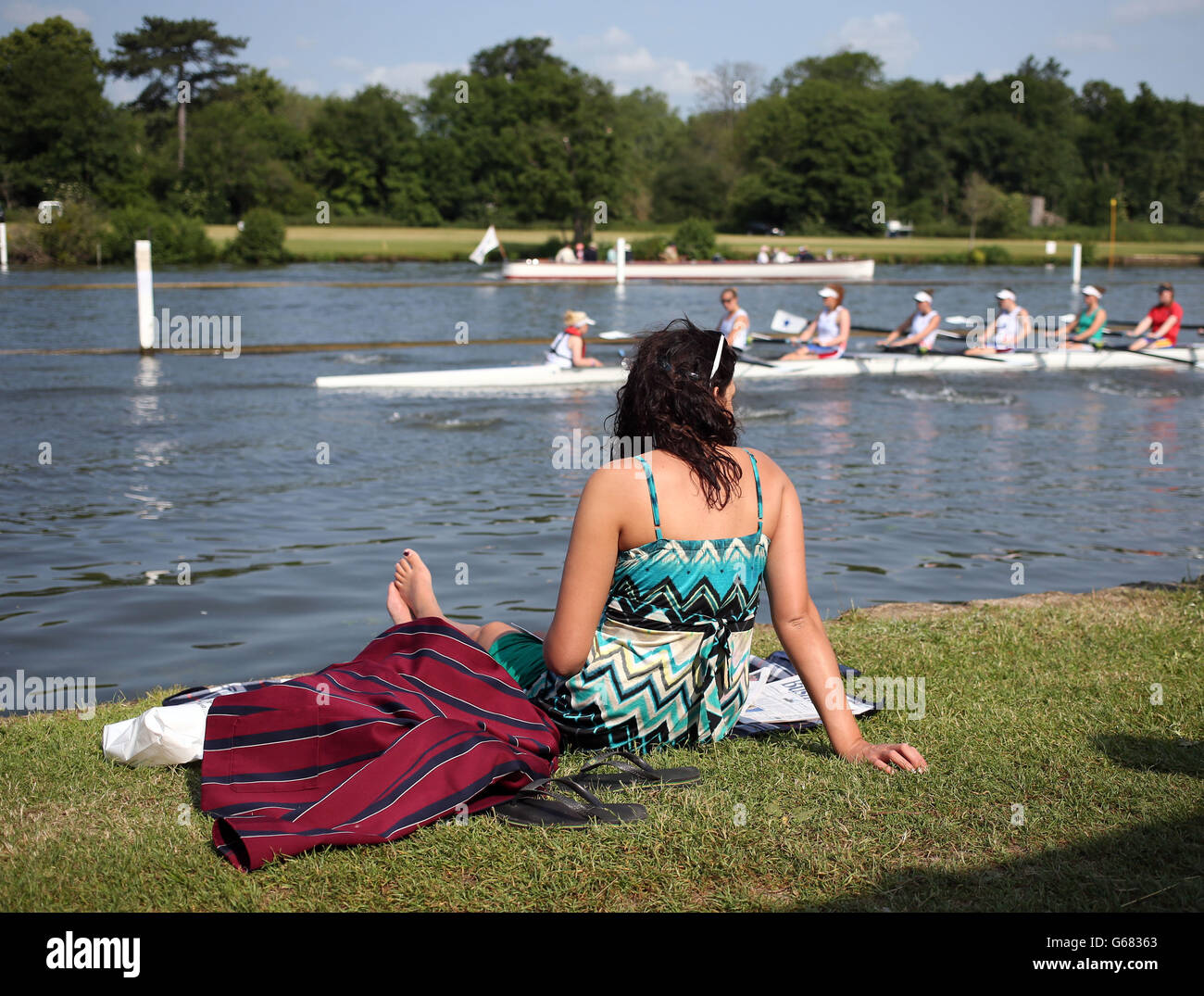 Female spectator sun shine day three royal henley regatta hi-res stock ...