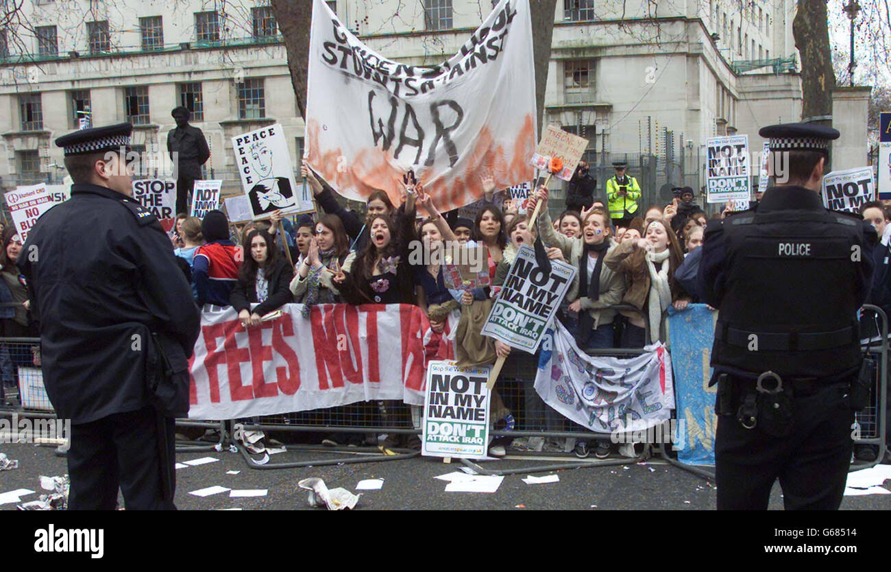 Politics war iraq education students protesting banner demonstrating ...
