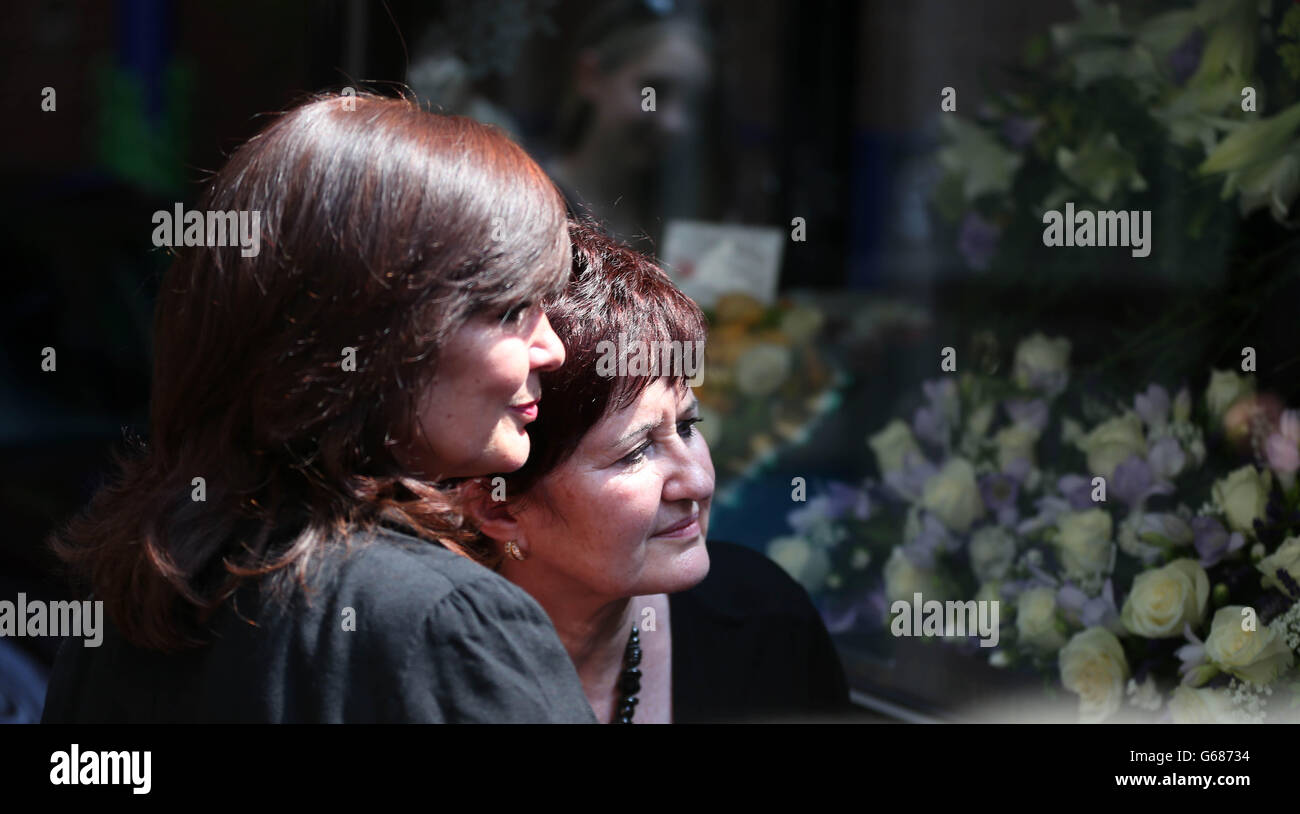 Maureen denise nolan funeral bernie nolan grand theatre in blackpool hi ...