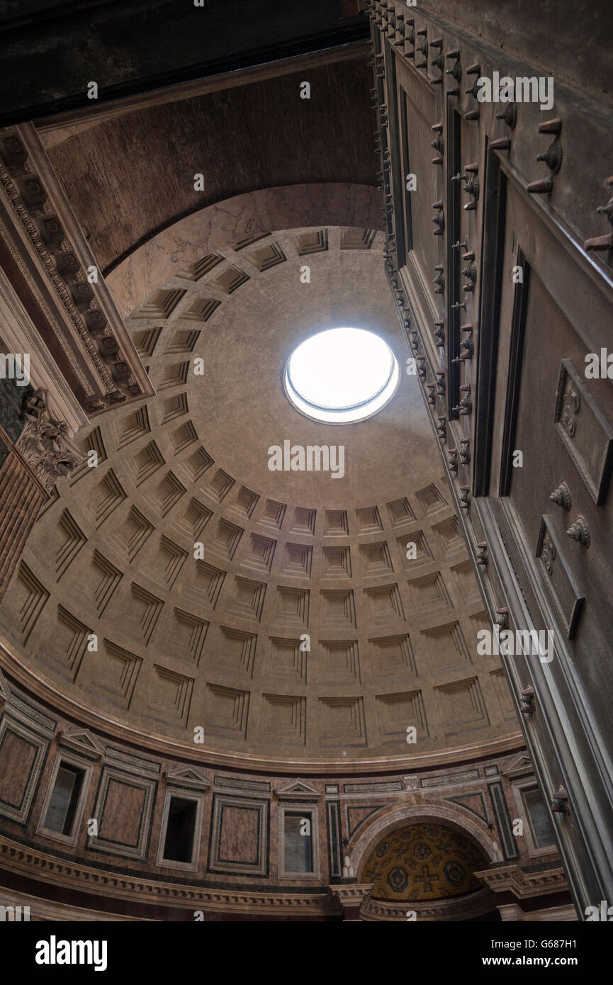 PANTHEON in ROME ITALY Oculus ceiling interior Stock Photo - Alamy