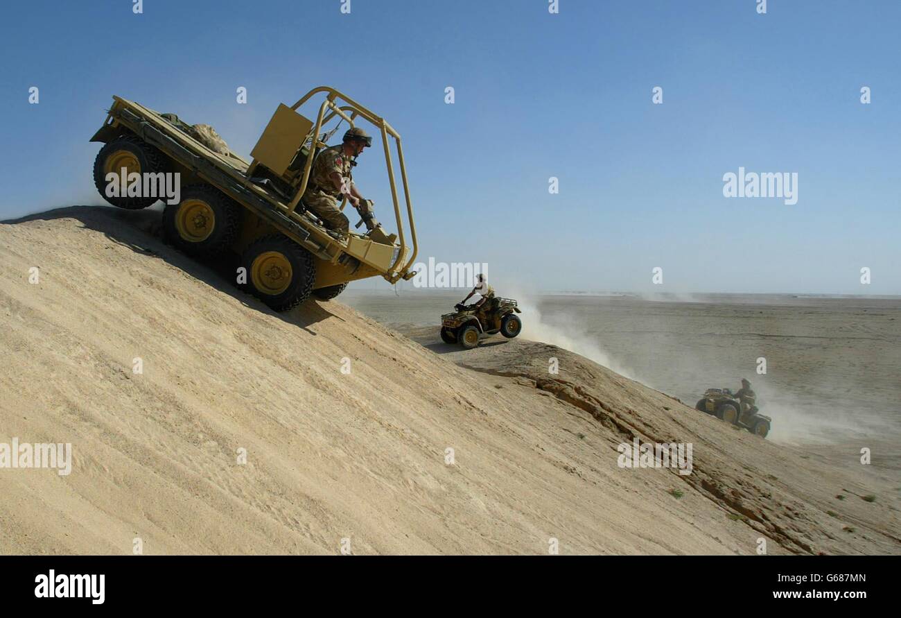 Paras Kuwait desert exercise Stock Photo - Alamy