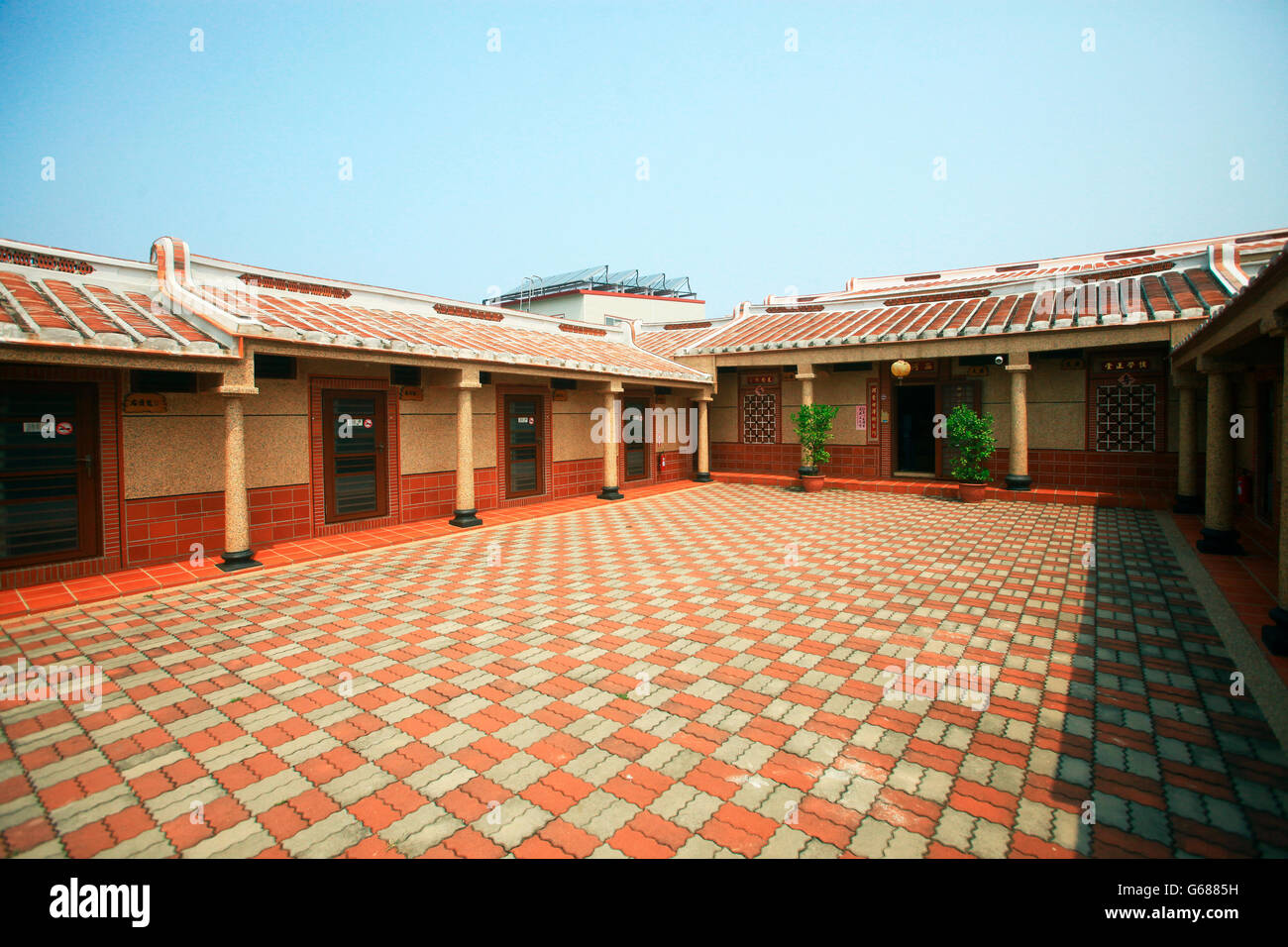 Seaview traditional quadrangle house Stock Photo - Alamy