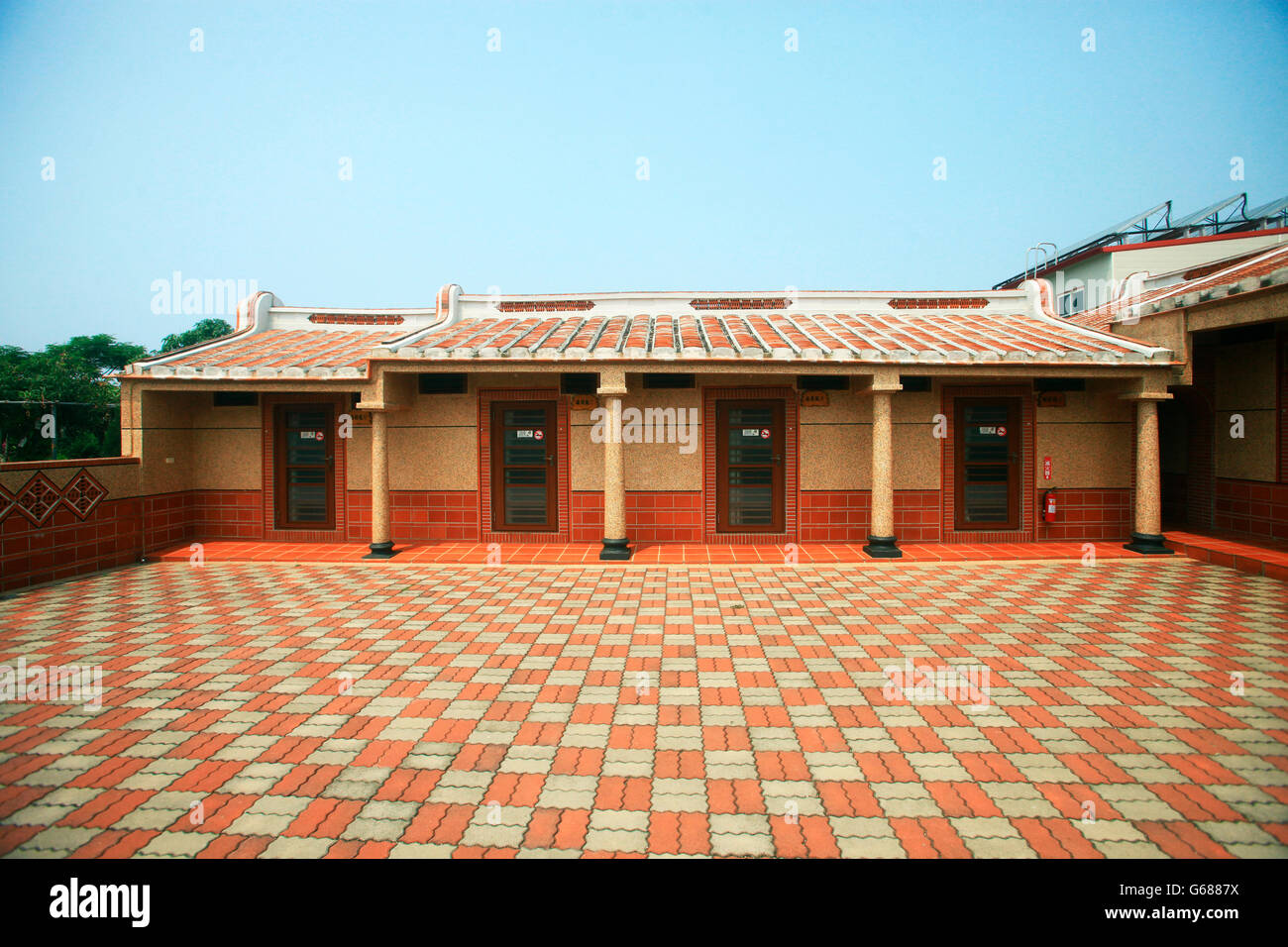 Seaview traditional quadrangle house Stock Photo - Alamy