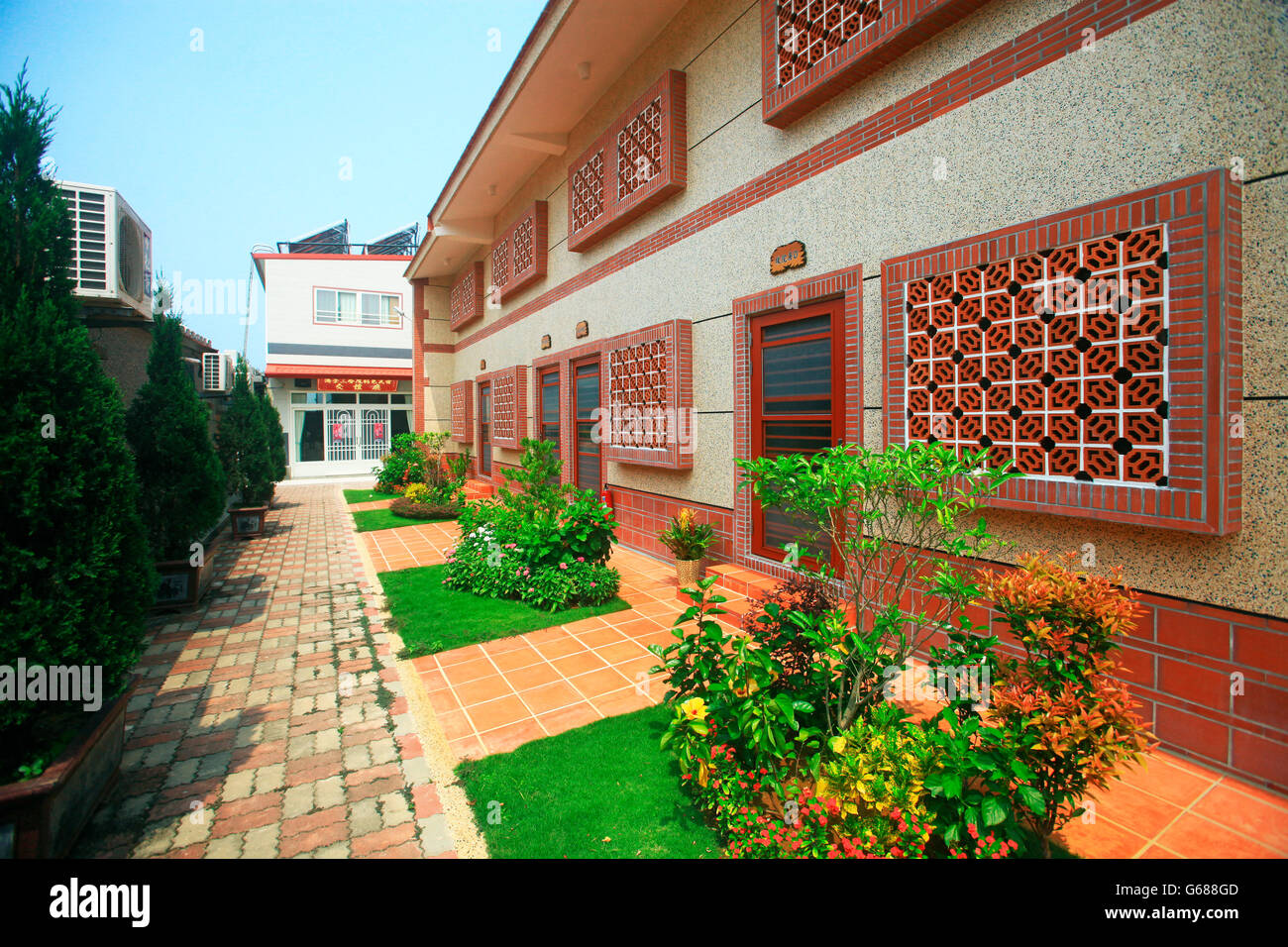 Seaview traditional quadrangle house Stock Photo - Alamy