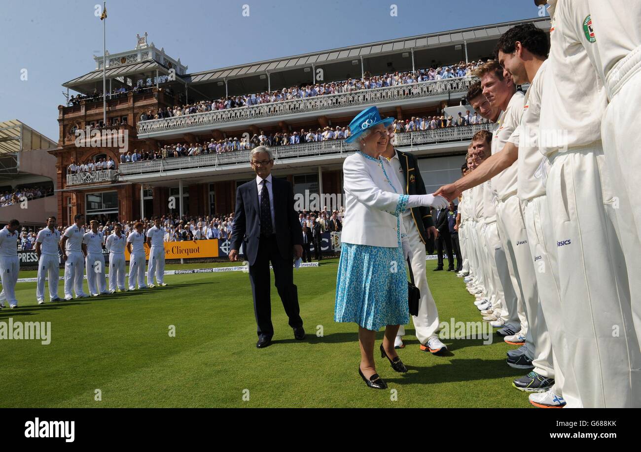 Queen Elizabeth II meets the Australian players at Lord's Cricket ...