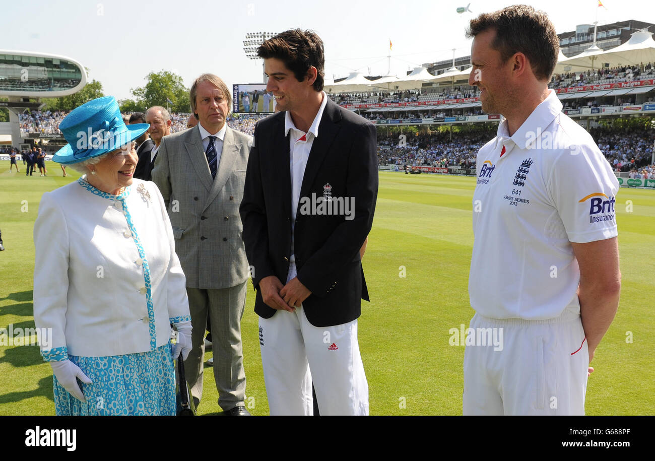 Queen Elizabeth II speaks with England captain Alastair Cook and Graeme ...