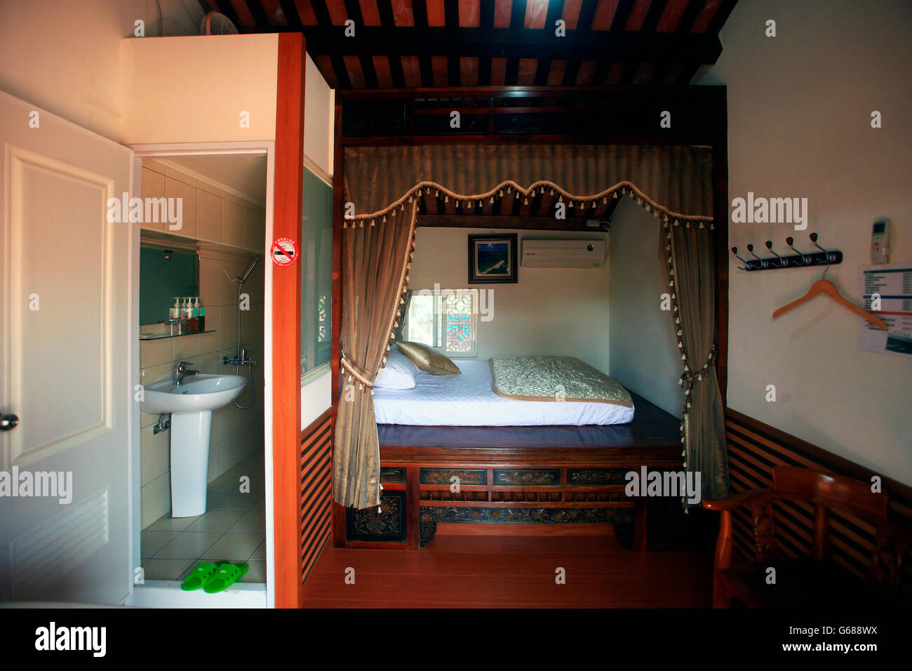 Seaview traditional quadrangle house Stock Photo - Alamy