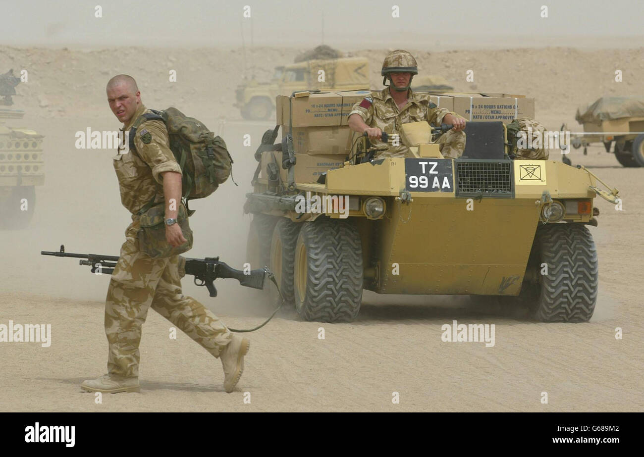 The Parachute Regiment prepare for action Stock Photo - Alamy