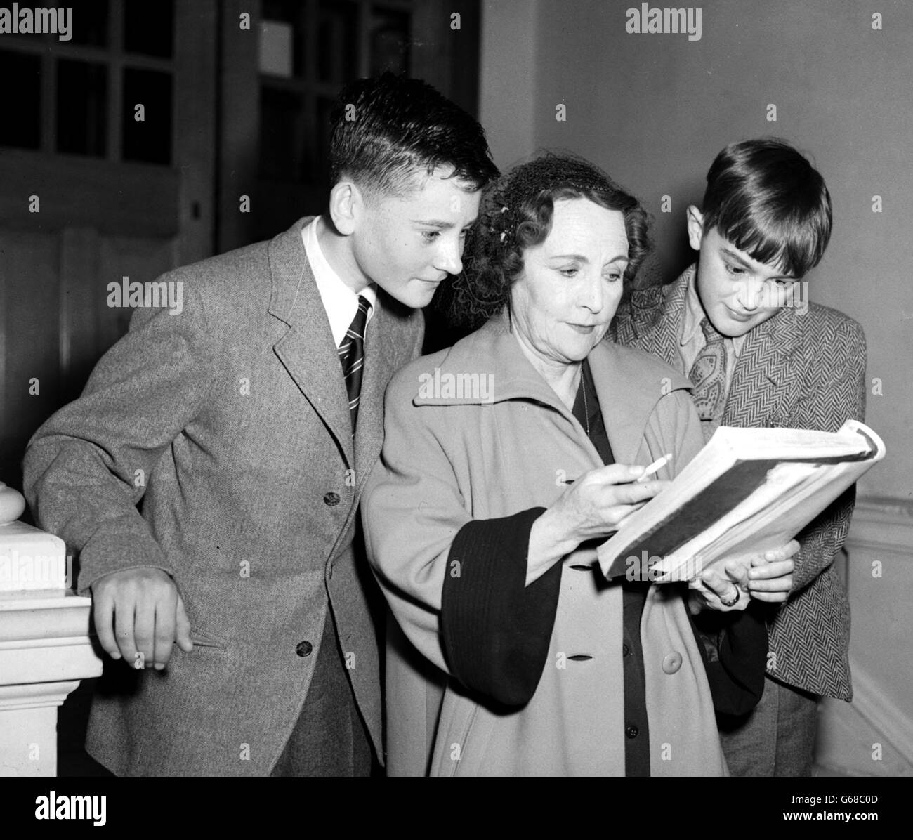 Fay Compton as Mrs Everywoman in Westminster Abbey play Stock Photo - Alamy