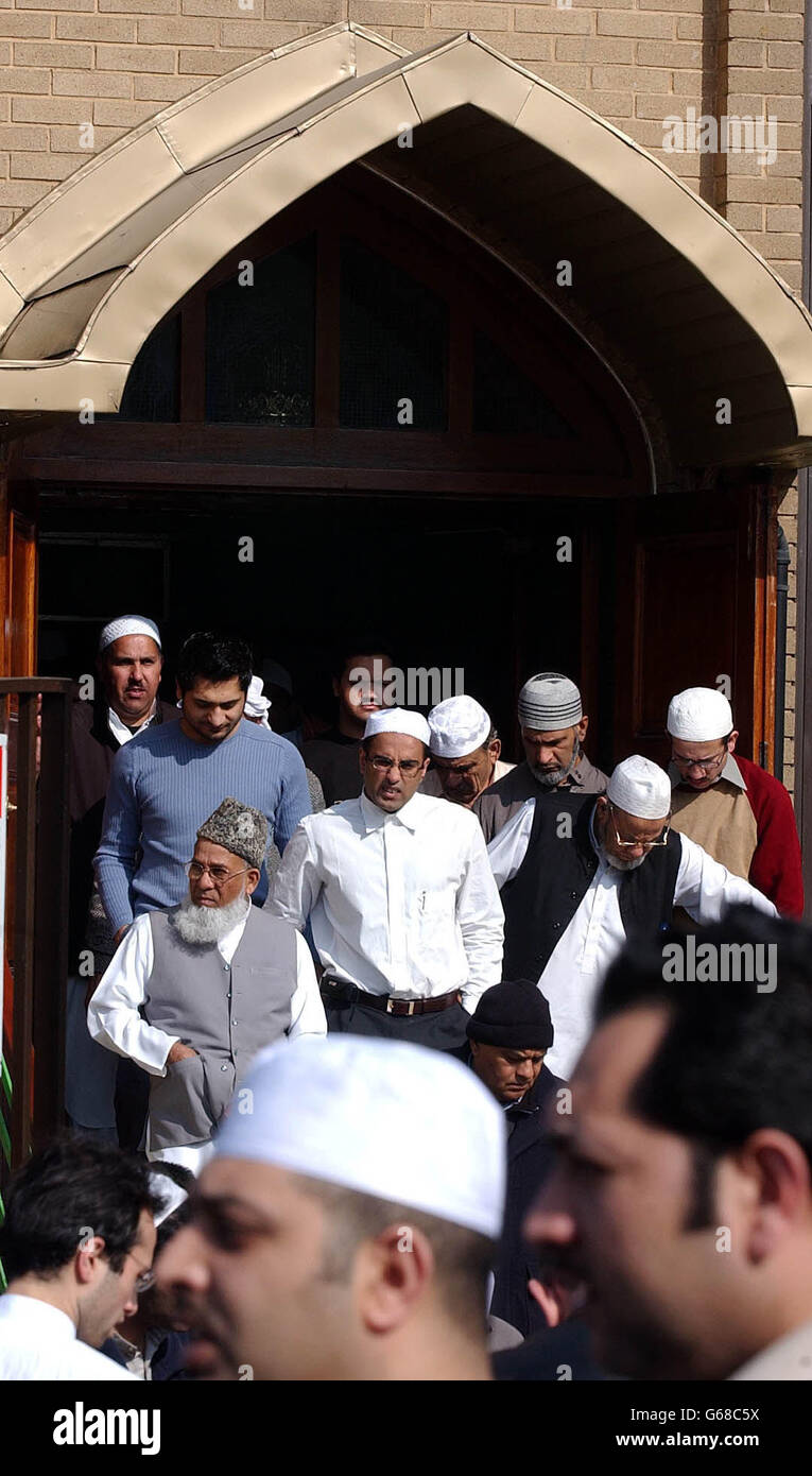 Muslims leave the hanfia mosque in bradford hi-res stock photography ...