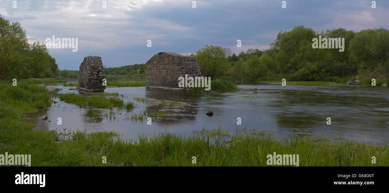 River landscape bridge ruins hi-res stock photography and images - Alamy