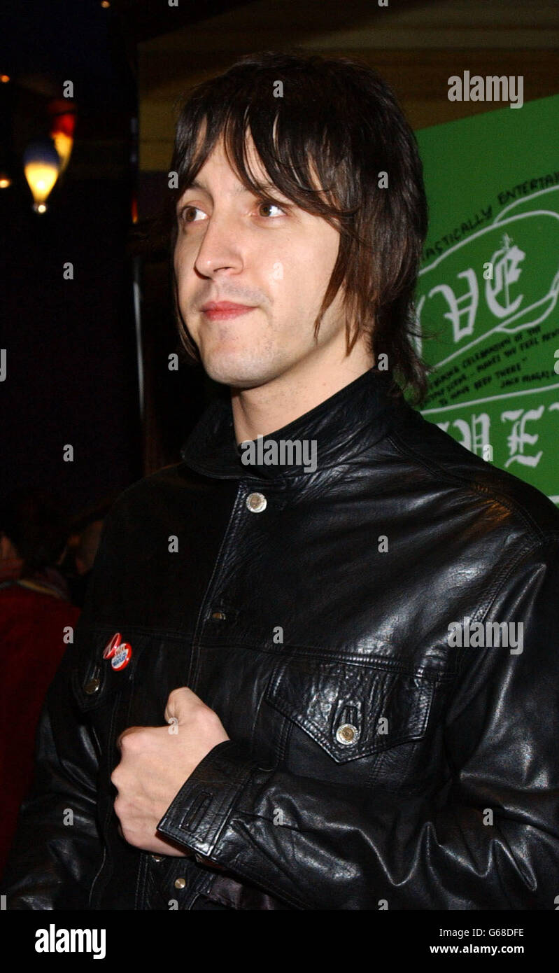 Guitarist gem archer hi-res stock photography and images - Alamy