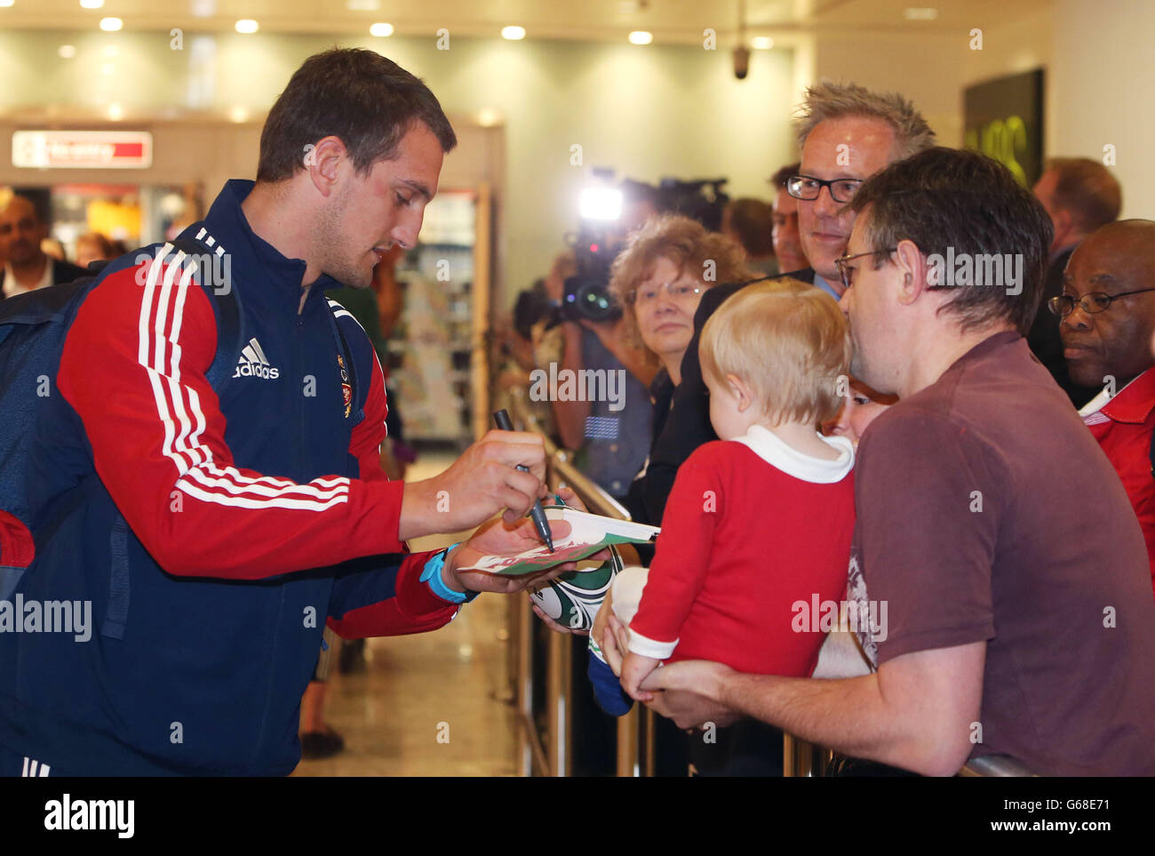 Cricket england team arrives airport hi-res stock photography and ...