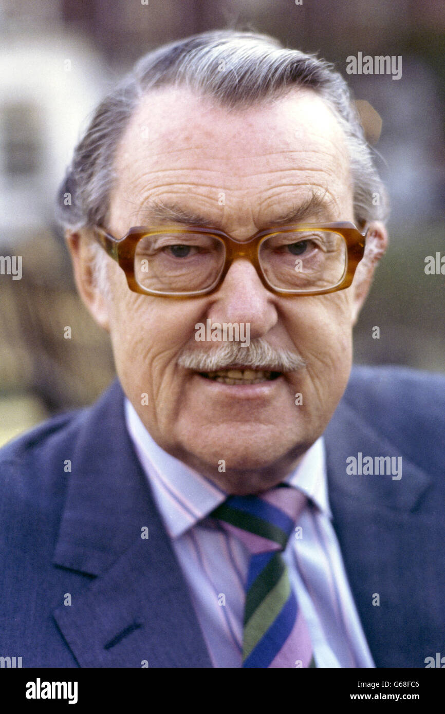 Tv travel journalist alan whicker hi-res stock photography and images ...
