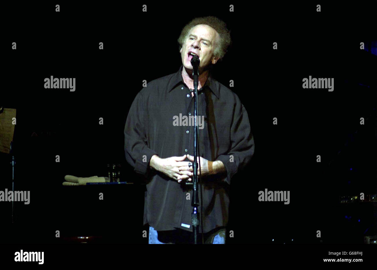 Singer art hi-res stock photography and images - Alamy
